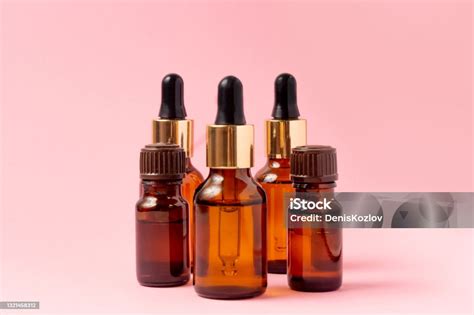 에센셜 오일과 화장품용 호박병이 돌 옆에 서 있습니다 분홍색 배경에 유리 병 드롭퍼 스프레이 병 천연 화장품 컨셉 0명에 대한 스톡 사진 및 기타 이미지 Istock