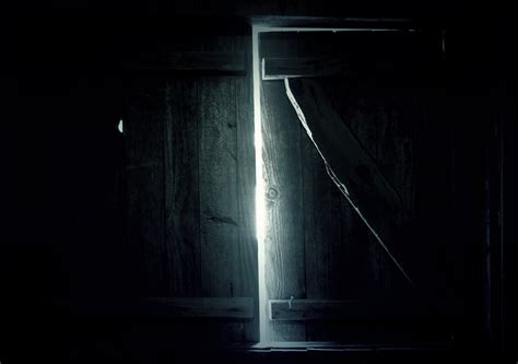 무료 이미지 빛나는 검정색과 흰색 창문 벽 어두운 선 광택 불타는 듯한 빛깔 어둠 검은 방 단색화 조명 무서운 공포 한밤중 새는 곳 흑백