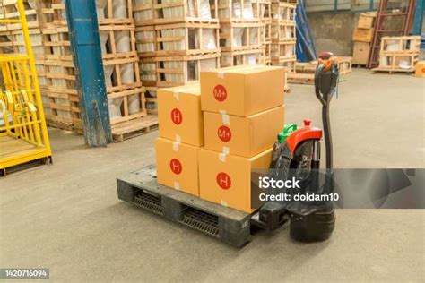 창고 또는 창고 재고 제품 재고에 핸드 팔레트 트럭이화물 상자 저장 물류 배경에 대한 제품을 저장하기위한 대형 산업 공장의 선반에있는 소매 상자 0명에 대한 스톡 사진 및