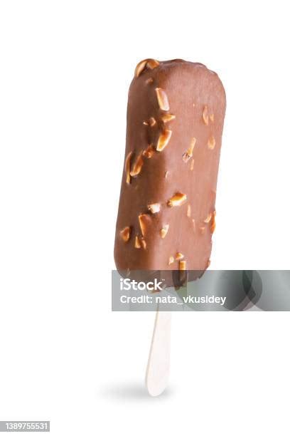 바닐라 아이스크림 바삭한 견과류와 초콜릿 유약을 흰색 고립 된 배경에 막대기에 곁들인 바닐라 아이스크림 0명에 대한 스톡 사진 및 기타 이미지 Istock