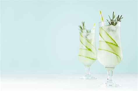 신선한 차가운 여름에 얼음 조각 오이 로즈마리 라임 짚과 함께 우아하고 현대적인 주방 인테리어에 가볍고 부드러운 파스텔 민트