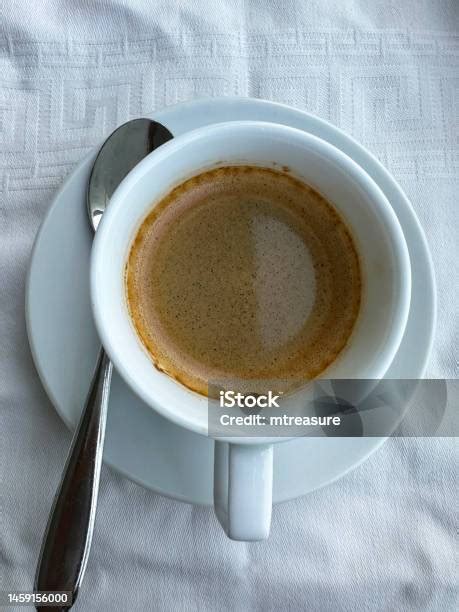 금속과 유리 커피 테이블에 비스킷 두 개가 있는 흰색 컵과 접시에 갓 부은 블랙 커피의 클로즈업 이미지 카페에서 뜨거운 음료 전경에 초점 0명에 대한 스톡 사진 및 기타