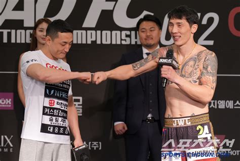 역대 최고의 등장씬 양복입은 권아솔의 깜짝 대결 선언 부상 김태인 대신 일본 선수와 헤비급 매치 성사 양지용은 박시원 대신 난딘에르덴과 대결[로드fc 현장]