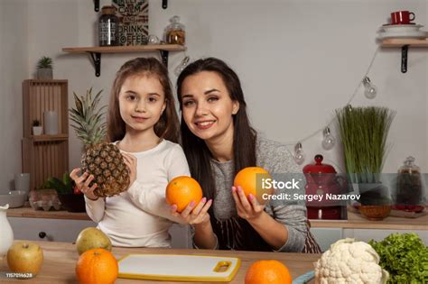 어머니와 그녀의 딸은 과일 절단을하고 부엌에서 재미를하고있다 가사 집안일에 대한 스톡 사진 및 기타 이미지 가사 집안일 가정 주방 가정의 방 Istock