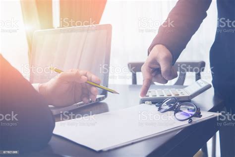 사업 계획 팀 작업 과정입니다 차트와 그래프를 논의 하는 기업 들 남자 소셜 미디어 네트워크 다이어그램 빈티지 색상 선택적 초점 사무실 책상에 노트북 컴퓨터에서 작업 하는