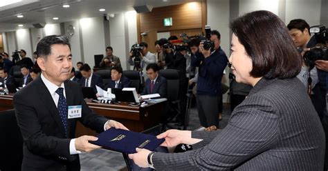 [국감] 선서문 제출하는 김연명 원장