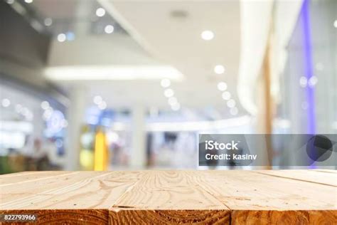빈 나무 테이블과 흐림 백화점 배경제품 디스플레이 몽타주와 비즈니스 프레 젠 테이 션에 대 한 서식 파일에 대 한 Bokeh와 고객에 대한 스톡 사진 및 기타 이미지