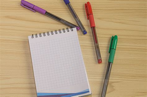 펜 연필 메모장 노트북 스테이플러 스테이플러 클리퍼 종이 클립 홀더 클립 보드 테이블 위에 배치 여러 모듬 컬렉션 사무실 문구 사진 0명에 대한 스톡 사진 및 기타 이미지