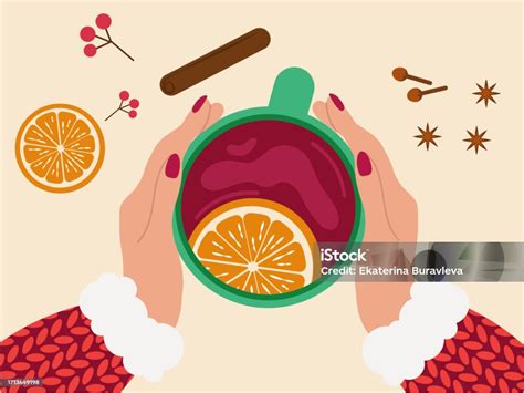 모직 스웨터를 입은 여성의 손에는 Mulled 와인 한 잔 오렌지 한 조각의 차가 있으며 Mulled 와인 계피 정향 카 다몬 재료가 있습니다 평면도 12월에 대한 스톡