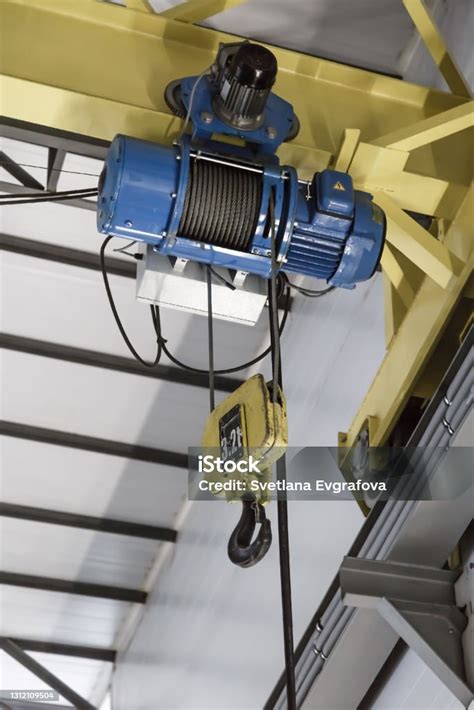 전기 모터가 있는 크레인 거더 산업과 실내에 대형 중금속 후크가 들어올려 짐을 옮기는 산업용 실내에 대한 스톡 사진 및 기타