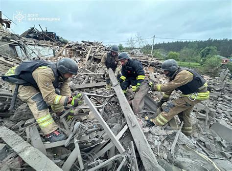 У мережі показали фото двох братів і сестри які цієї ночі загинули на Житомирщині Читайте на