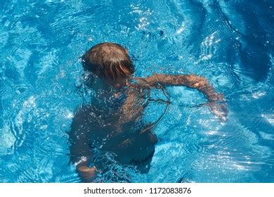 벌거벗은 여자 수영장에 있는 아름다운 젊은 스톡 사진 Shutterstock