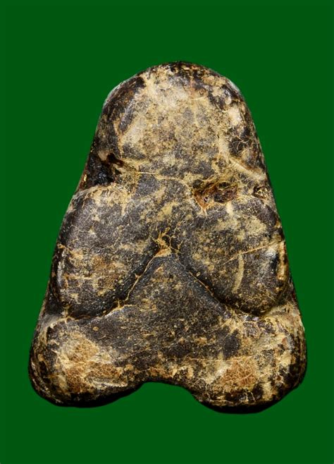 พระปิดตาหลวงพ่อแก้ววัดเครือวัลย์รุ่นแรกพิมพ์เล็กหลังเรียบเนื้อกะลา ยอดนิยม ดูง่ายที่สุดครับสวยๆ