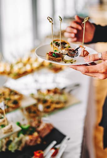 남성의 손은 간식을 먹고 접시에 넣습니다 레스토랑에서 뷔페 건강한 식생활에 대한 스톡 사진 및 기타 이미지 건강한 식생활 고기 그릇 Istock