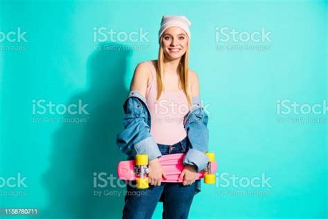 그녀의 초상화 그녀 좋은 매력적인 매력적인 매력적인 매력적인 사랑스러운 사랑스러운 매혹적인 쾌활한 쾌활한 소녀 들고 손 스케이트 고립 에 밝은 선명한 빛나는 푸른 녹색