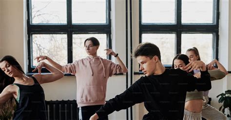 활동복을 입은 10대 남녀들이 로프트 스튜디오에서 보그 댄스를 추며 리더 이후 운동을 반복한다 사진 Unsplash의 사진술 이미지