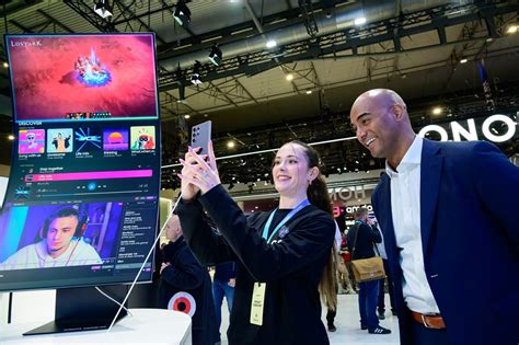 [mwc 2024] Samsung Ushers In Ai Smartphone Era And Previews Galaxy Ring At Mwc Barcelona 2024