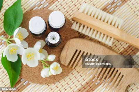 필수 재스민 오일 나무 머리와 바디 브러시와 재스민 꽃을 가진 세 개의 작은 유리 병 아로마테라피 스파 한방 의학 성분 상단 보기 복사 공간 0명에 대한 스톡 사진 및 기타