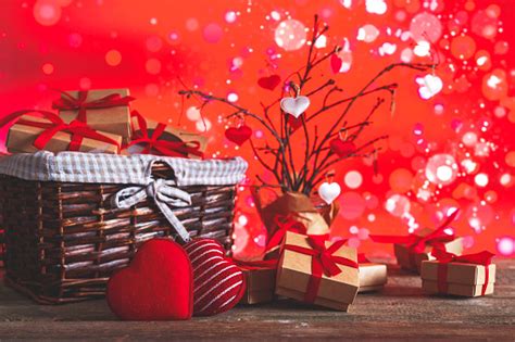 발렌타인 선물 상자는 제로 폐기물을 설정합니다 선물 환경 친화적 인 공예 종이 상자 빨간색 배경 휴일 개념 결혼식 초대장 인사말 카드 와 어머니의 날 긴 배너 3 월 8