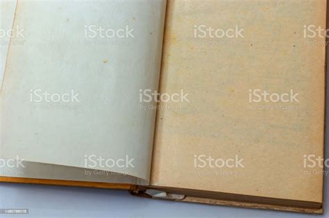 빈 페이지와 텍스트를위한 여유 공간이있는 오래된 책을 엽니 다 문학 교육 및 도서 출판 읽기의 개념 고풍스런에 대한 스톡 사진 및 기타 이미지 Istock