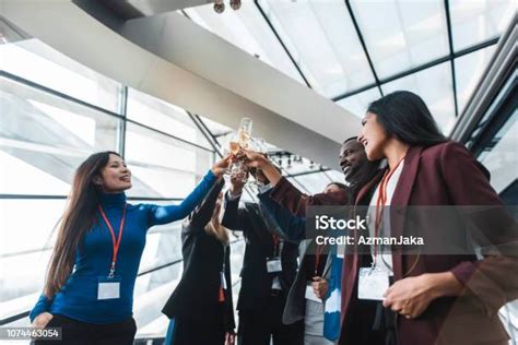 직장에서 샴페인을 축 하 하는 비즈니스맨의 다 인종 그룹 30 39세에 대한 스톡 사진 및 기타 이미지 30 39세 긍정적인 감정 표현 기업 문화 Istock
