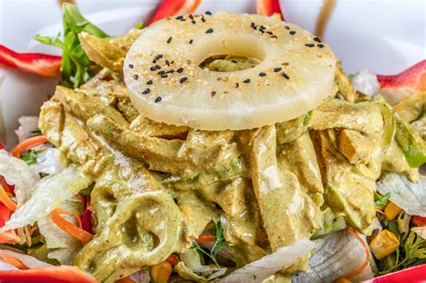 토마토와 파인애플 Arugula 카레 소스 치킨 샐러드와 신선한 샐러드 상위 뷰 개념에 대한 스톡 사진 및 기타 이미지 개념