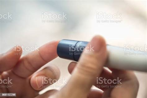 여자의 손가락에 약 당뇨병 Glycemia 건강 관리 및 사람들 개념으로 사용 하는 혈당 측정기로 혈당 수준을 확인 랜 싯을 사용 하 여 닫습니다 감시에 대한 스톡 사진 및