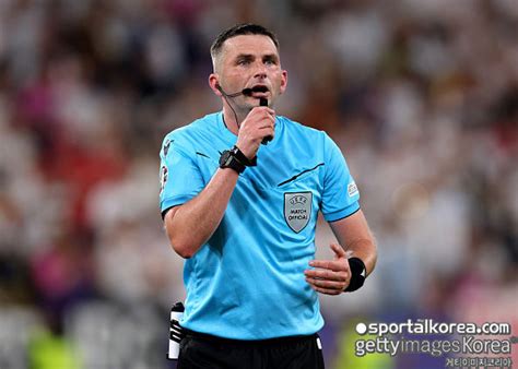 ‘가장 황당한 사건 얼굴 가린 채 구장 지붕 위에 올라간 남자→경기 중단경찰까지 출동