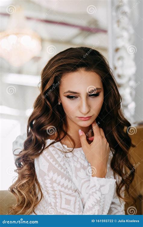 Женщина с длинными вьющимися кудрявыми волосами Портрет красивой брюнетки сексуальной девушки с