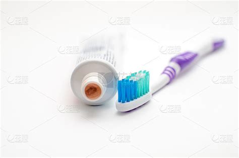 白色的背景上放着牙膏和牙刷