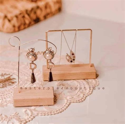 ستاند للاكسسوات مع قاعدة خشب Masterpiece ماستر بيس