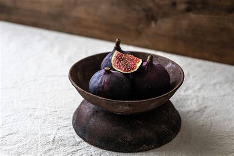 그릇에 신선한 생 무화과와 베이지 색 린넨 식탁보에 클로즈업 0명에 대한 스톡 사진 및 기타 이미지 0명 가을 갈색