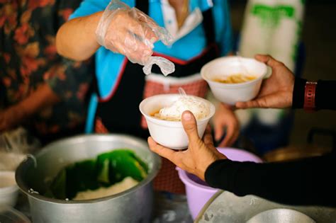 가난한 사람들의 훌륭한 음식 가난한 사람들의 생활의 개념 배고픔을 해소 하기 위한 식량 기부 개념에 대한 스톡 사진 및 기타