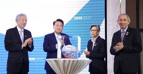 尹 “통일 독트린 北 위협 아니다”