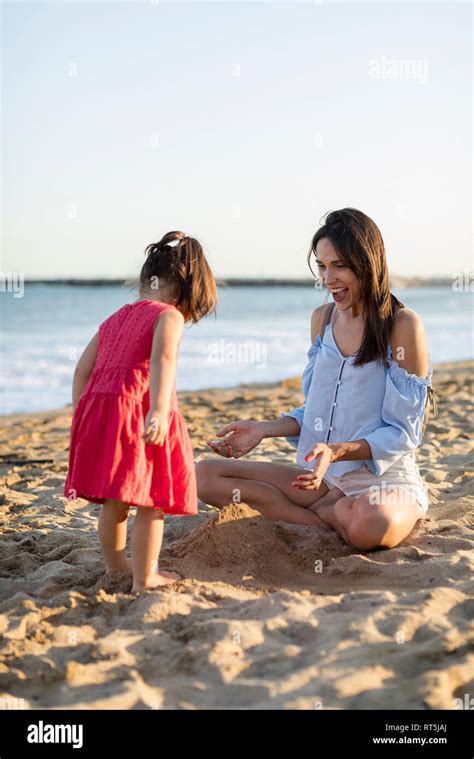 Mutter Und Tochter Spielen Am Strand Stockfotografie Alamy