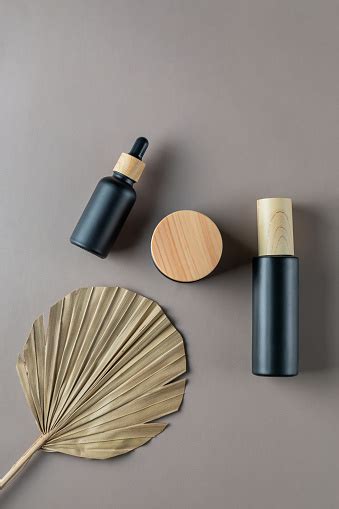 화장품 용기 모형 브랜딩 및 패키징 프레젠테이션을 위한 트렌디한 배경 내츄럴 스킨케어 뷰티 제품 컨셉 혈청 에센스 와 스프레이 뷰티 세트 0명에 대한 스톡 사진 및 기타