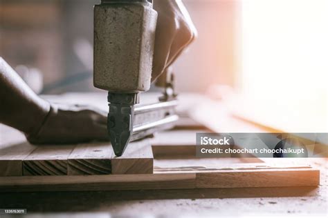 목수는 전기 드릴로 구멍을 뚫고 남자는 표지판을 만들기 위해 나무 뚜껑에 못을 사용하고 있습니다 텍스트 공간을 복사 Diy에 대한 스톡 사진 및 기타 이미지 Istock
