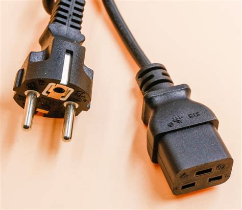 China Locking Rewireable C13 C14 Iec Connector C15 C19 C20 C21 China Vde European Standard