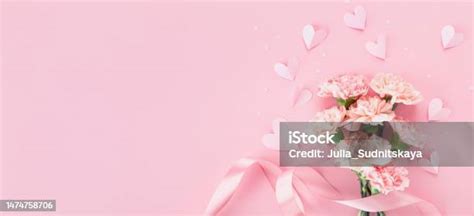 분홍색 카네이션 꽃과 어머니의 날 카드를 위한 파스텔 배경에 종이 하트 어버이날에 대한 스톡 사진 및 기타 이미지 어버이날 배경 주제 카네이션 Istock