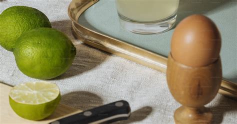 피스코 사워 피스코를 곁들인 칵테일 Iba 라임 또는 레몬 주스 달걀 흰자 앙고스투라 쓴맛 어두운 배경 팝 현대 스타일 사진 Unsplash의 어둠 이미지