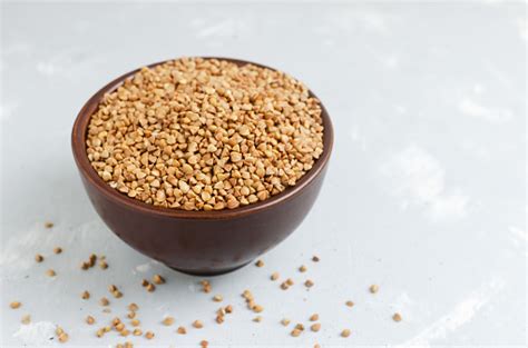 회색 배경에 나무 숟가락이 있는 갈색 그릇에 유기농 건조 메밀 가루 채식주의자 및 비건 음식 건강한 식생활의 개념 수평 방향 평면도 공간을 복사합니다 0명에 대한 스톡 사진