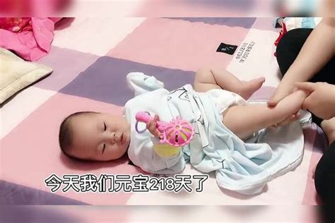 宝妈给宝宝按摩脚，宝宝一副好享受的样子，都不想理爸爸！