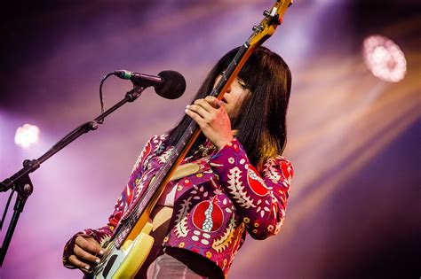 Khruangbin Zweeft Met Publiek Op Duizend Roze Wolken Written In Music