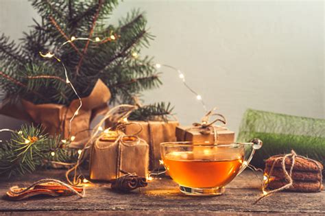 크리스마스 제로 폐기물 환경 친화적 인 포장 선물 크래프트 종이 나무 테이블 에코 크리스마스 휴일 개념 에코 장식 배너 추상배경 축제 겨울 배경 크리스마스 새해 컨셉 12