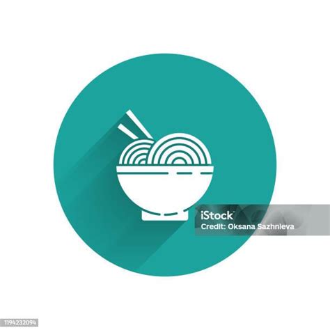 긴 그림자로 고립 된 그릇과 젓가락 아이콘에 흰색 아시아 국수 길거리 패스트 푸드 한국 일식 중국 음식 녹색 원 버튼입니다 벡터 일러스트레이션 건강한 식생활에 대한 스톡