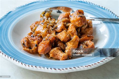 펠라 코테시 전통 음식 파슬리와 토마토 소스의 벌거르 또는 벌거르 세몰리나의 폴펫 미트볼에 대한 스톡 사진 및 기타 이미지 Istock