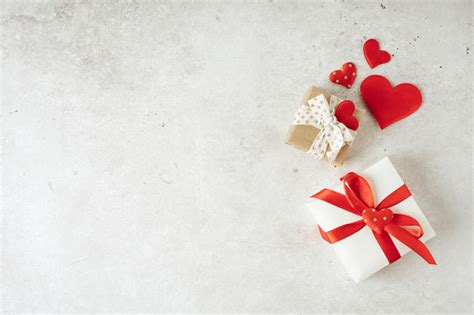 콘크리트 회색 배경에 텍스트를위한 여유 공간이있는 선물과 마음으로 배경 발렌타인 데이 컨셉 어머니의 날 컨셉 인사말 카드 공간을 복사합니다 플랫 레이 상단 보기 0명에 대한