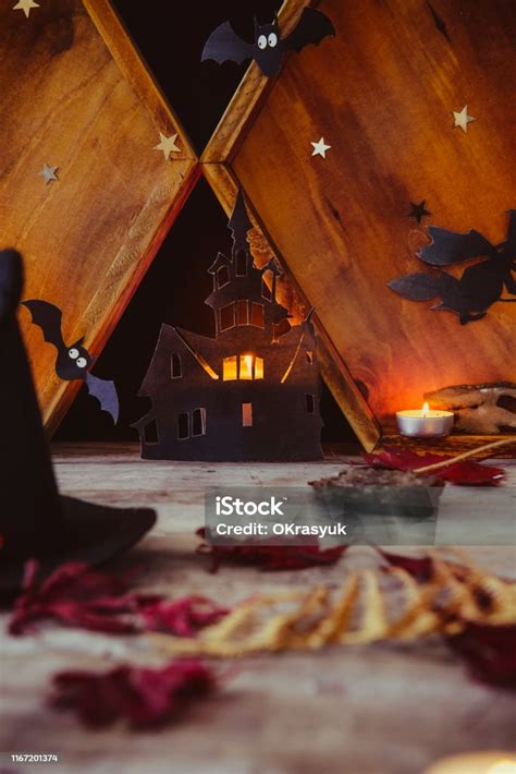 할로윈 휴일 개념 가을 마른 잎과 나무 배경에 오래된 성 유령 마녀 박쥐 촛불의 조명 종이 실루엣 수직 유령 휴가 카드입니다 공간을 복사합니다 0명에 대한 스톡 사진 및