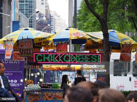 미국 뉴욕 길거리 음식 뉴욕시에서 핫도그 및 기타 간식이나 음식을 판매하는 패스트 푸드 카트 마을을 따라 푸드 트럭 거리에 대한 스톡 사진 및 기타 이미지 Istock