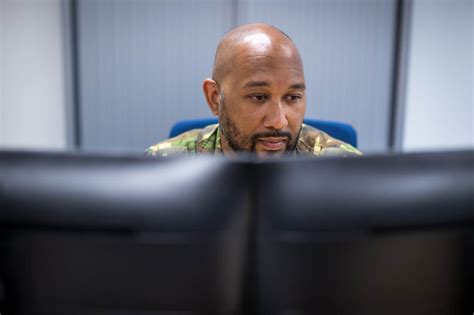 Het Gezicht Van Commit Materieelgezien